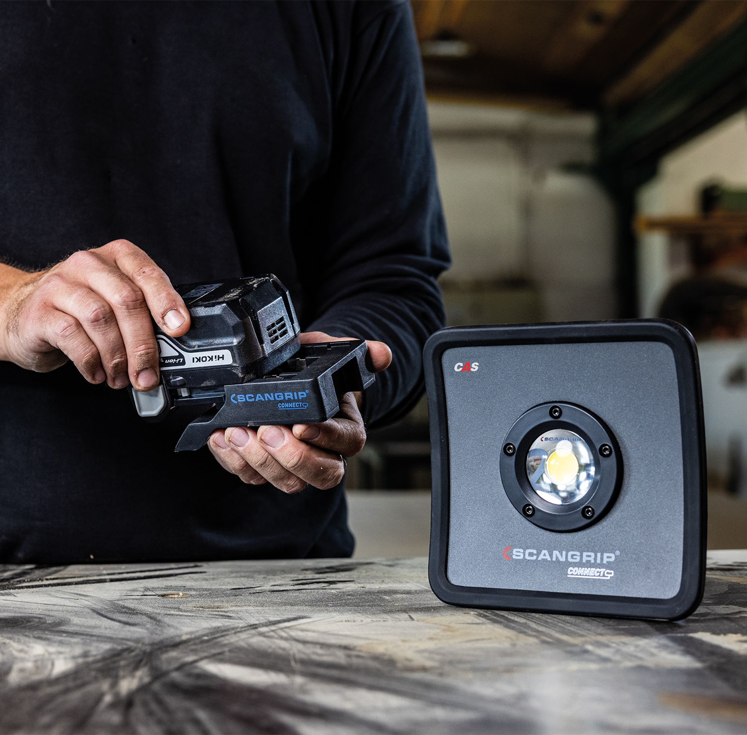 Handheld and powerful 2000 lumen floodlight